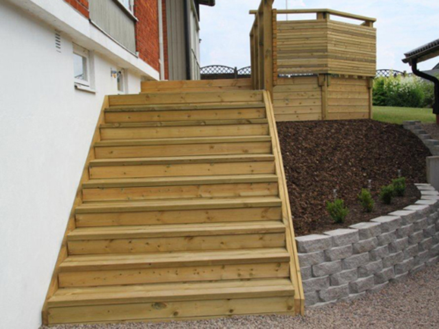 nr T I O: Trappa till altan