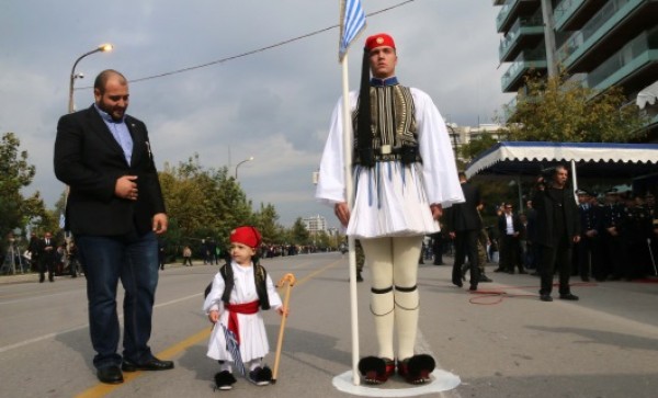 Ο πιο γλυκός τσολιάς που τρέλανε τη Θεσσαλονίκη (+ΦΩΤΟ)