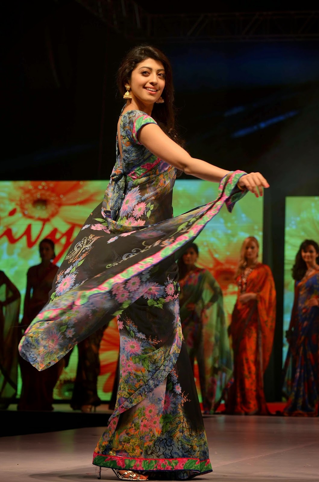 Pranitha ramp walk in Saree at Fashion Thrills Fashion Show | Stylish ...