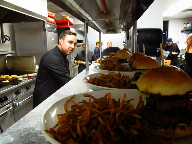 Burger Club - Winnipeg: Cibo Waterfront Cafe: 4.4/5