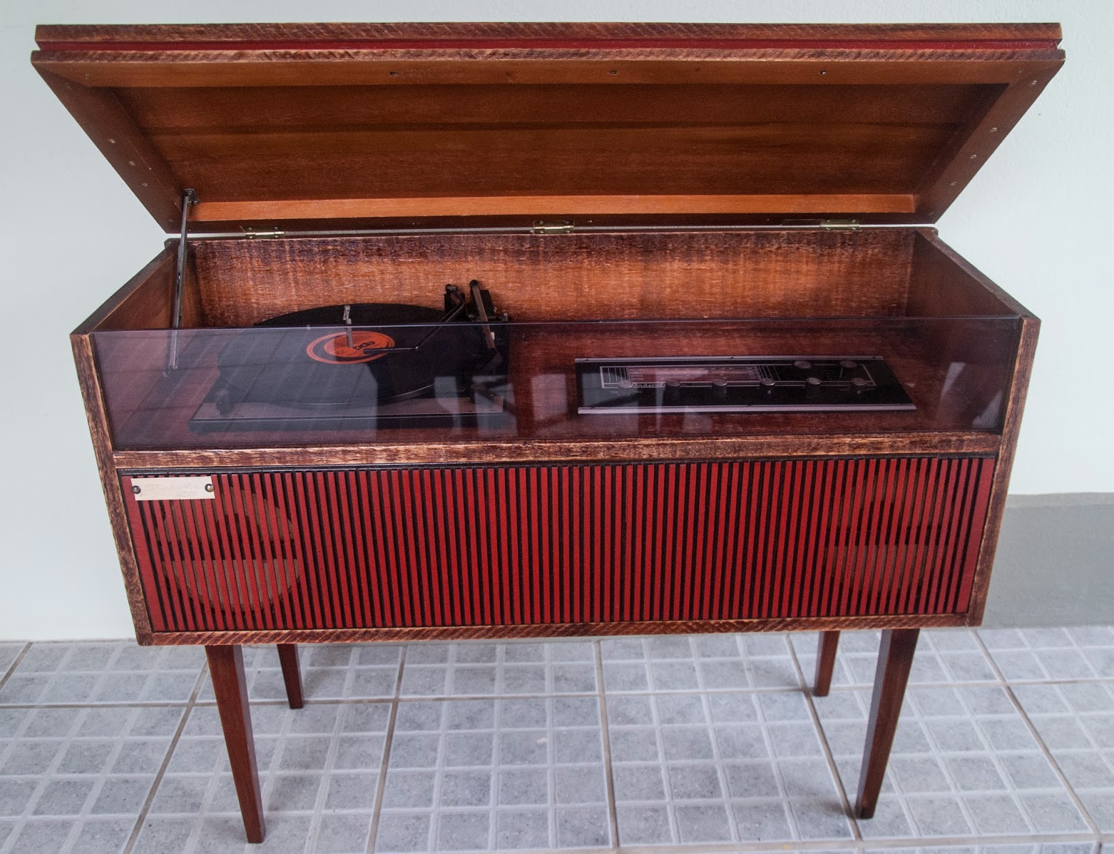 ARTEZZINI - Arte em Madeira: Restauração de Vitrola com Acabamento Rústico