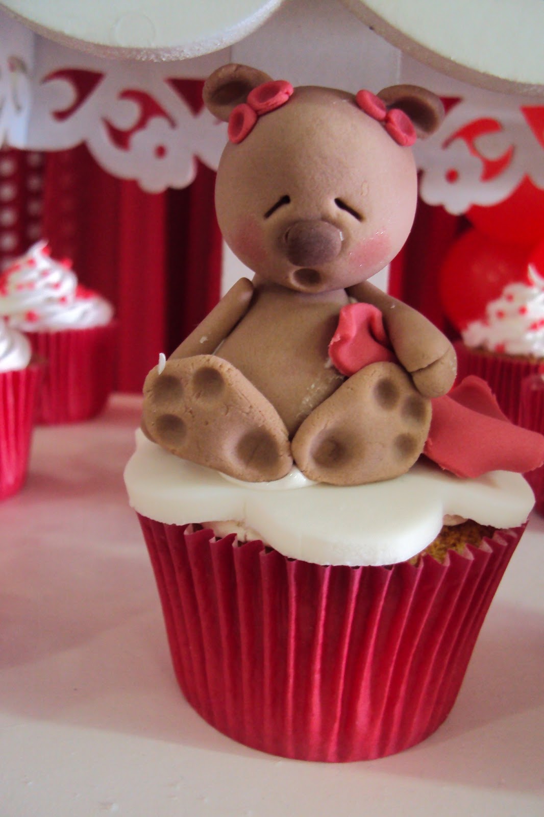 Marjori Bolos: Bolo e cup cakes de poá vermelho e branco com ursas ...