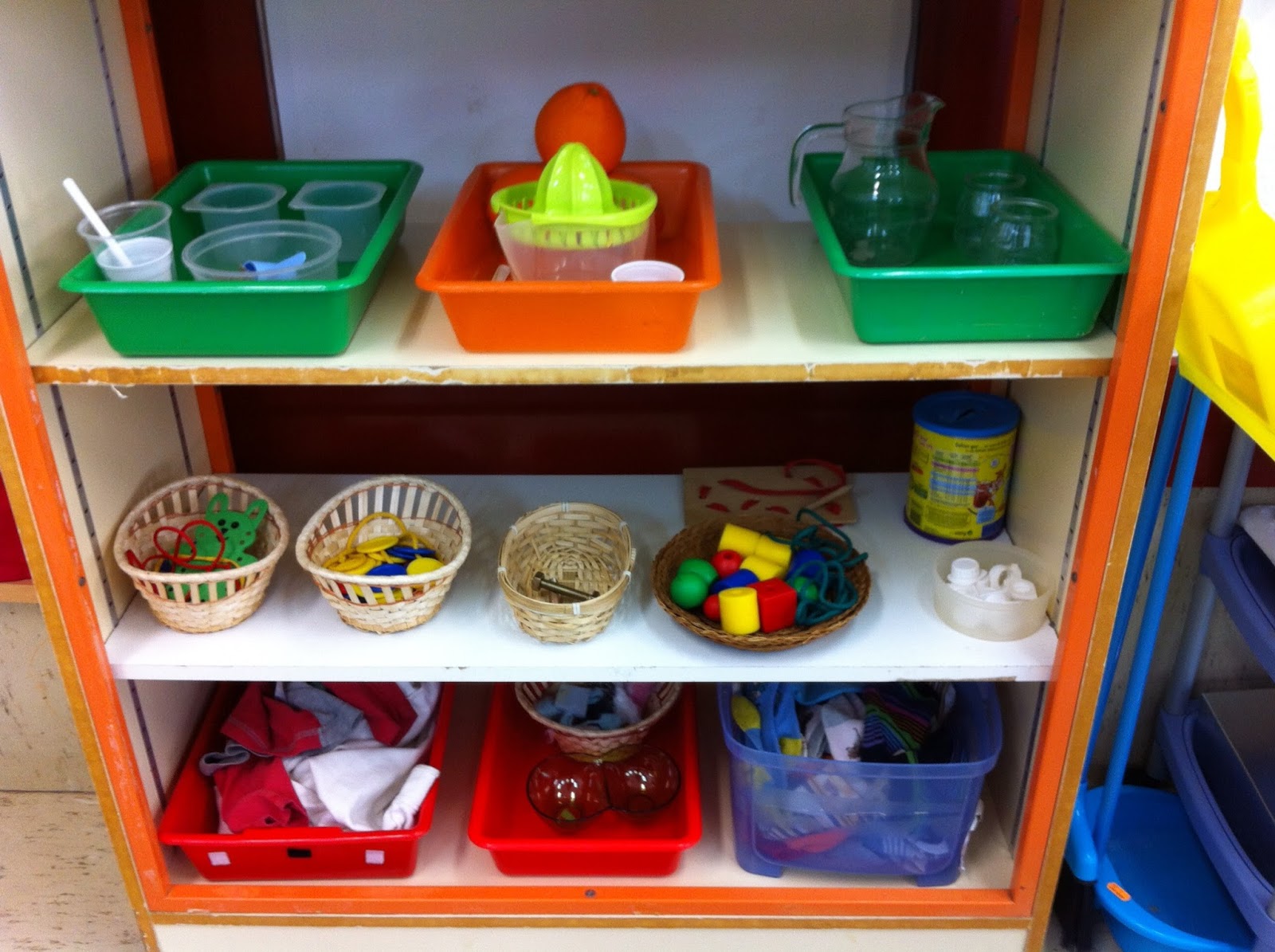 ejercicios y materiales de la vida práctica de Maria Montessori