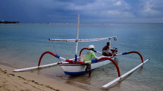 PERAHU BERCADIK - PERIKANAN DAN KELAUTAN