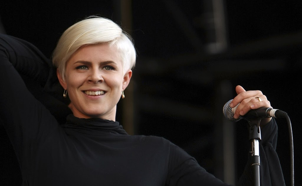 Robyn – Bio | Your Stuff Work