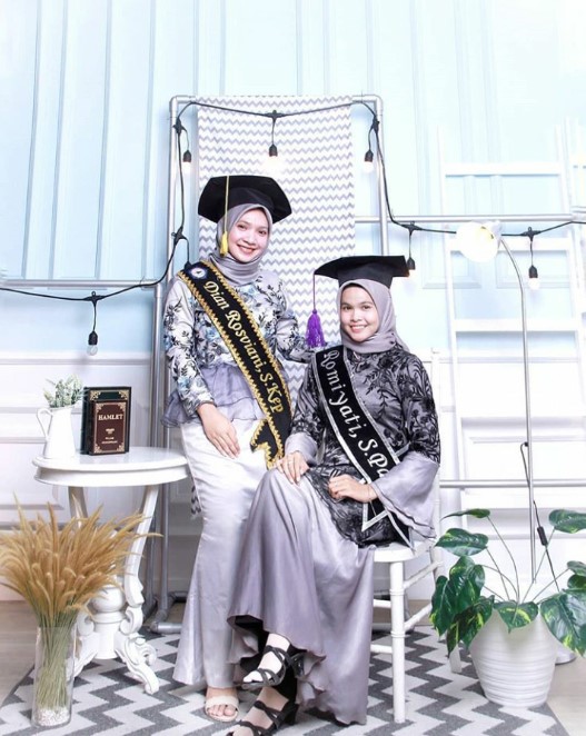 √ 42 Model Baju Wisuda yang Modern Kekinian Paling Elegan Terbaru ...