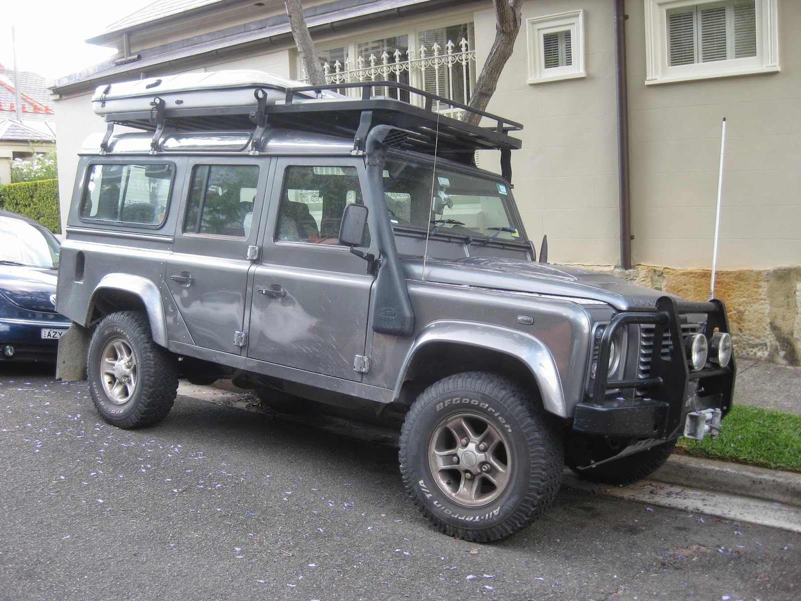 Aussie Old Parked Cars: 2009 Land Rover Defender LWB - Just Married