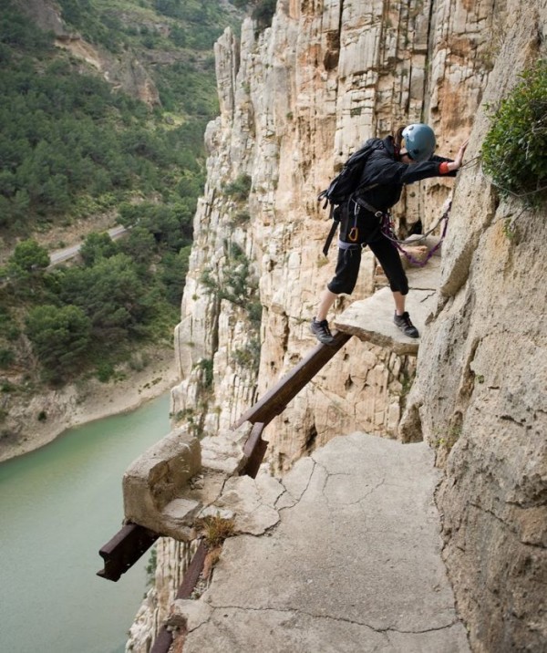 15 Photos Of Most Dangerous Walkway in the World - The World Of Photography