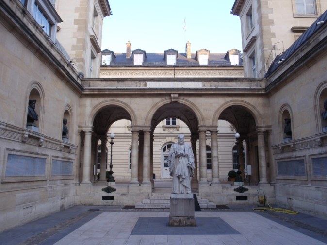 Around The World: Kolegium Francuskie (College de France) w Paryżu