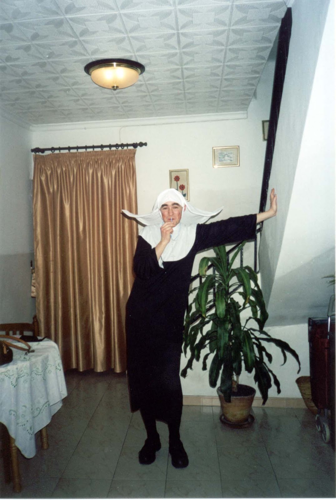 monja macho: monja social