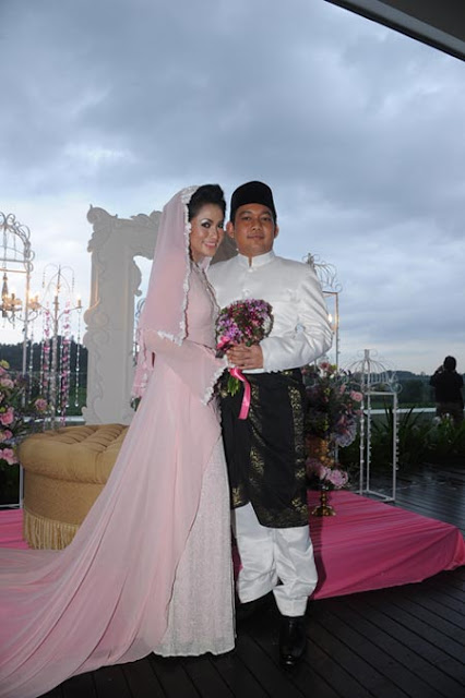 Gambar perkahwinan penyanyi Ezlynn atau Azline Ariffin