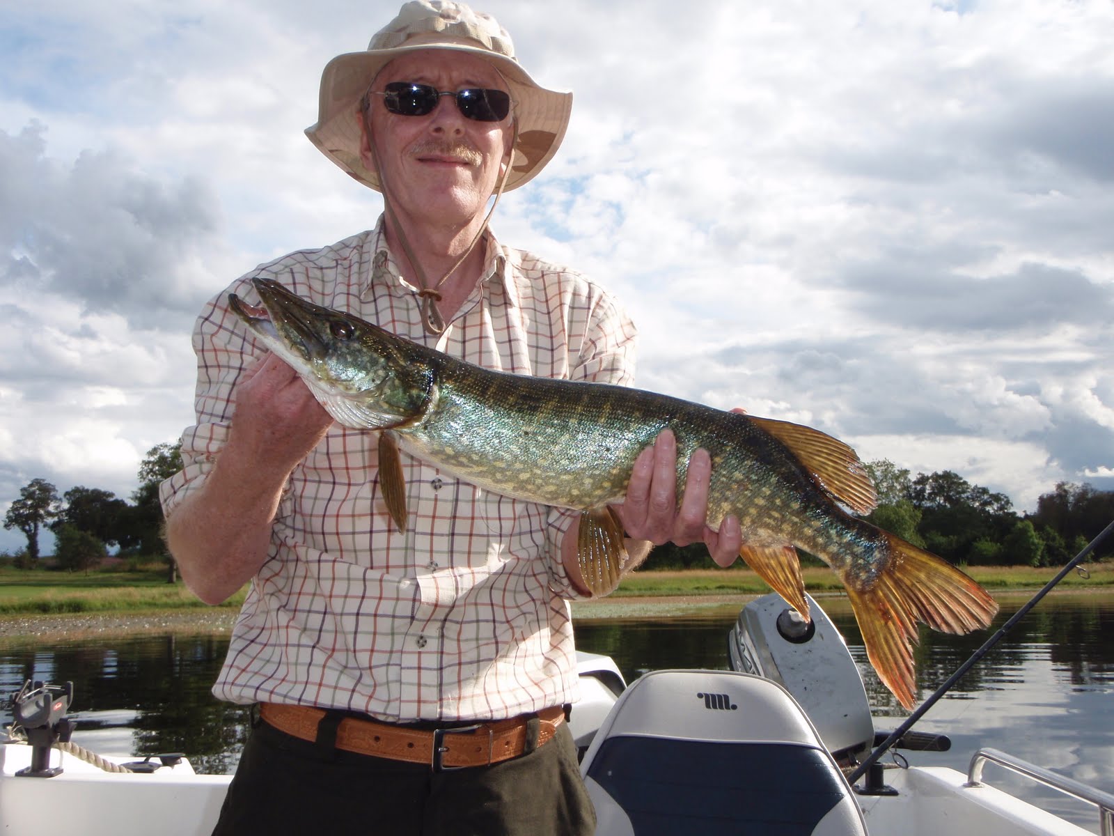 Scottish Fishing Guide: 6lb Pike Loch Lomond