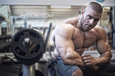 Muscle Lover: Italian bodybuilder Matteo Innocenti