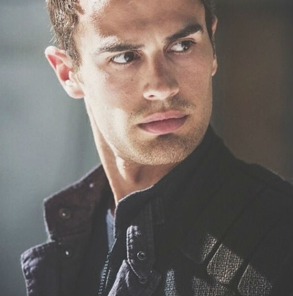 Mis Famosos : Theodore Peter James Kinnaird Taptiklis