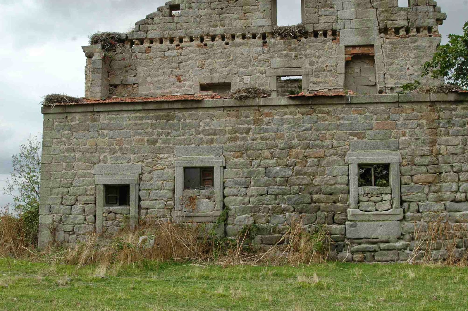ENTORNO ESCORIAL: EL RUINOSO PALACIO DE MONESTERIO: UN SÍMBOLO DE ...