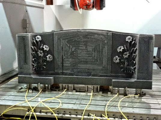 Centre de travail 5 axes Breton Shapemill et pierre tombale décorée de ...