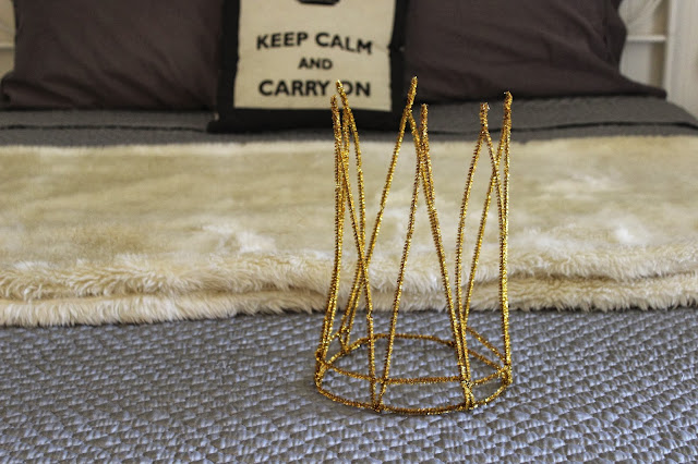 Starry Eyes + Coffee Cups: Pipe Cleaner Crown + Portrait Setting