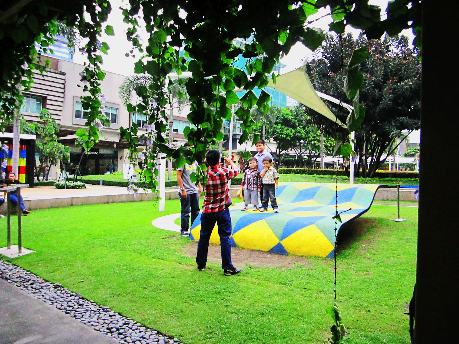 Philippines: 21st Century Parks: BONIFACIO HIGH STREET AN EDEN WITHIN ...