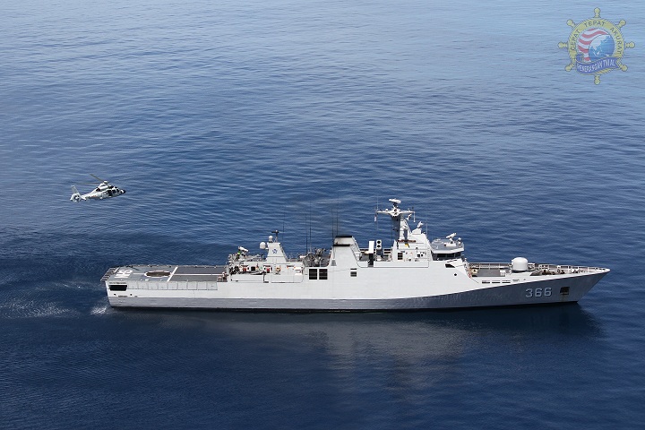 Garuda Militer: [Foto] Formasi Puluhan Kapal Perang di Laut Padang