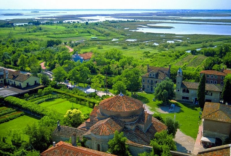 La basílica de la Assunta y su entorno en la isla de Torcello en Venecia
