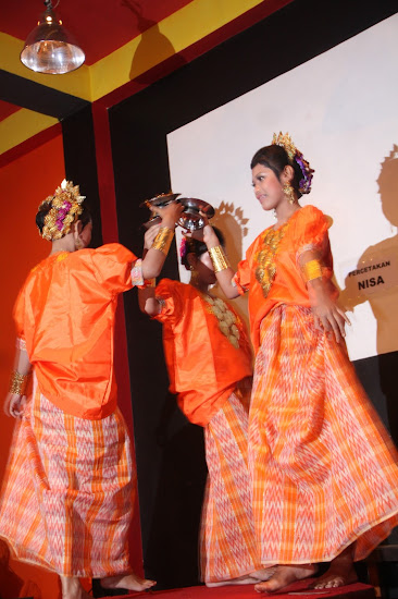 Foto Tarian Khas Suku Bugis Makassar Tari Bosara