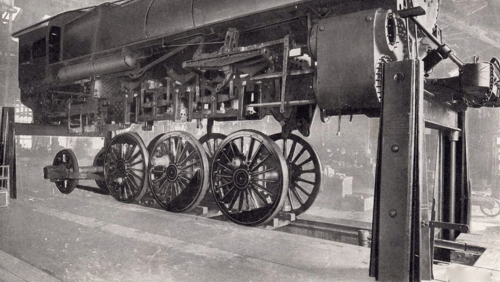 Model Railroad Minutiae: Vintage screw-jack locomotive hoists