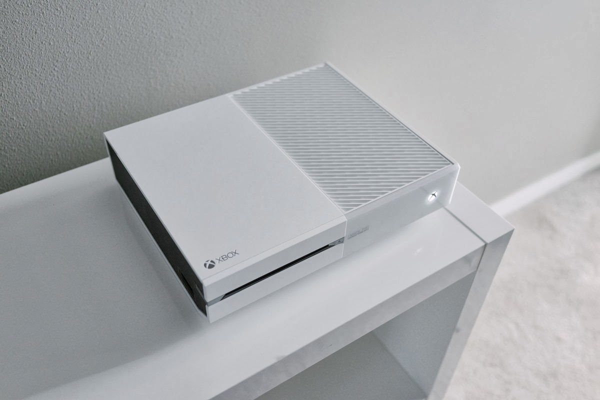 Confira em imagens os detalhes do Xbox One branco, exclusivo do time de ...
