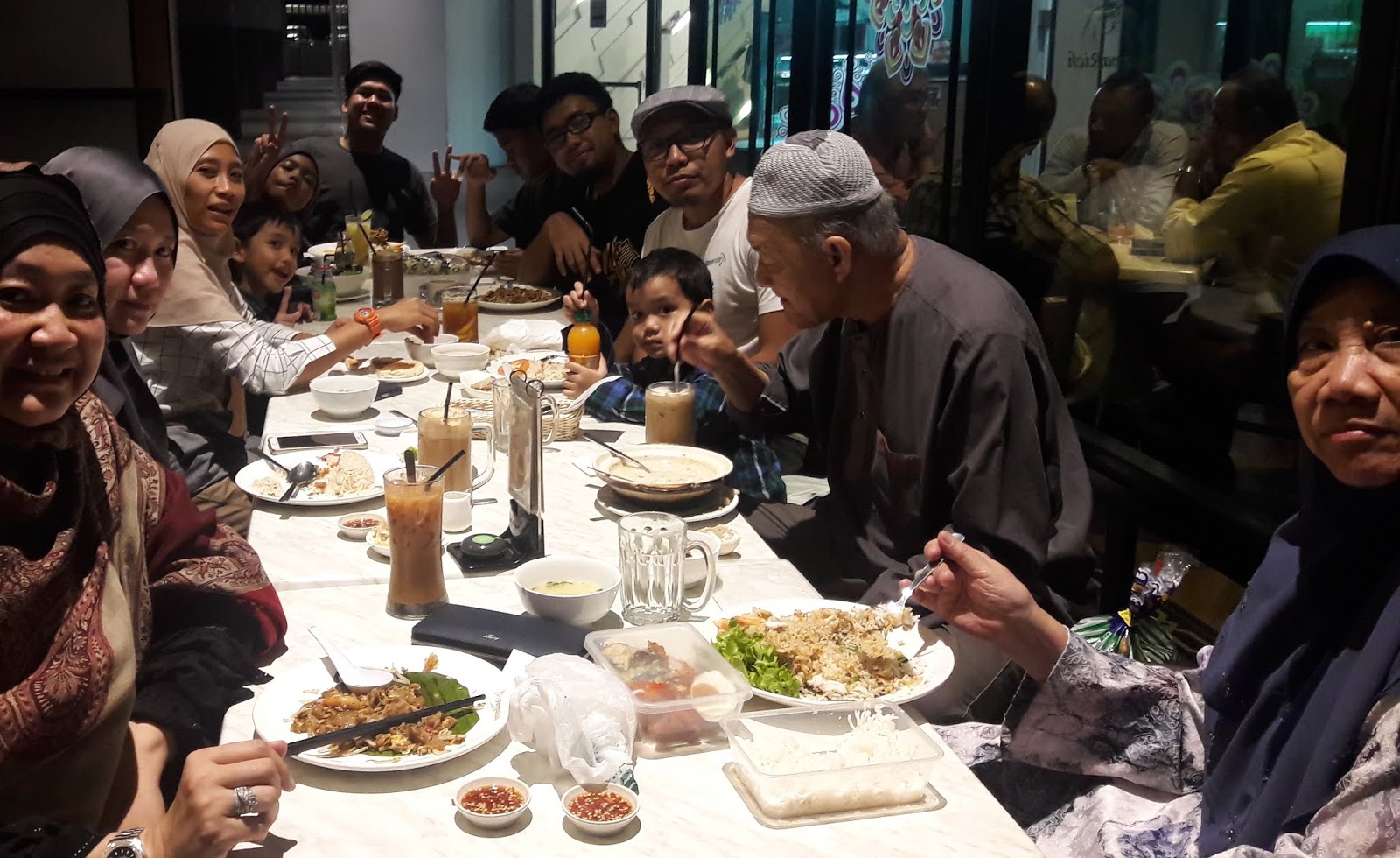 Yan's Family, Frens, Travel, And Food Journal: Orang belanja dan ...