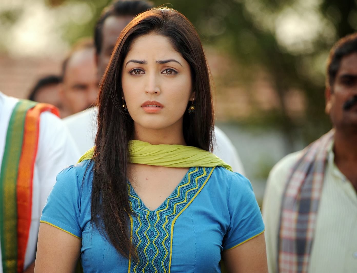 Yami Gautam Cute Images And Wallpapers