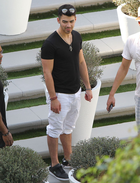 JonasBNoticias: Joe Jonas con amigos en el área de la piscina del hotel ...