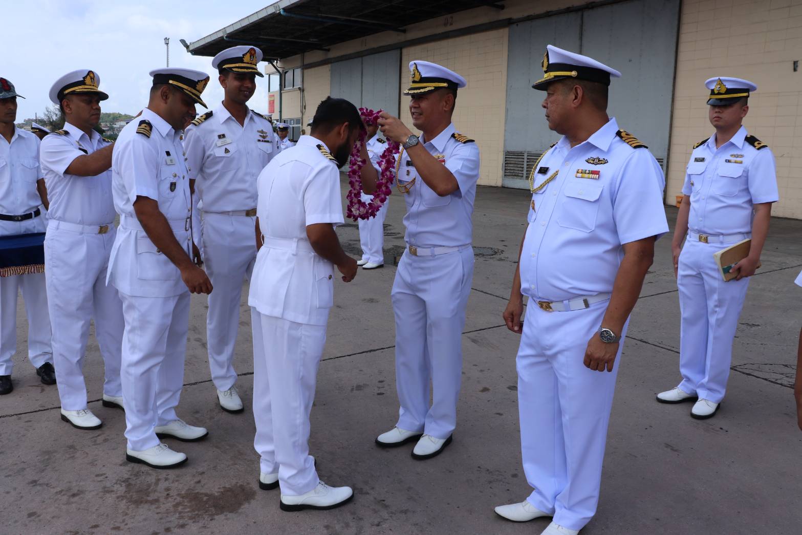 THAIDEFENSE-NEWS: รองเสนาธิการทัพเรือภาคที่ ๓ ให้การต้อนรับเรือ BNS ...