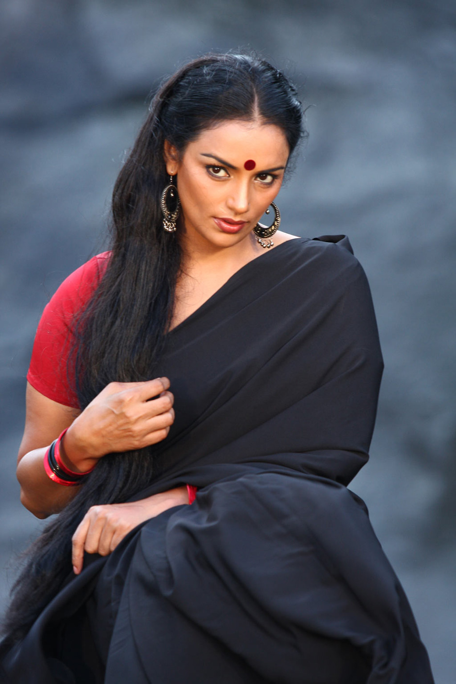 Swetha Menon Hot Black Saree in Thaaram Movie Stills ~ Cinindya