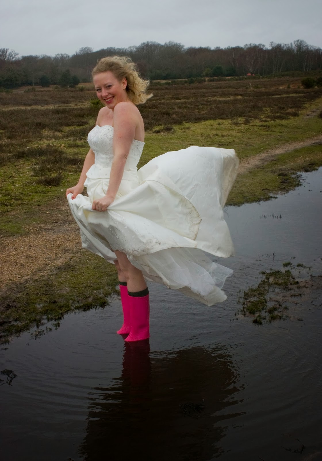 Sophie Mortimore Photography: A very windy 'Trash The Dress' Photoshoot ...