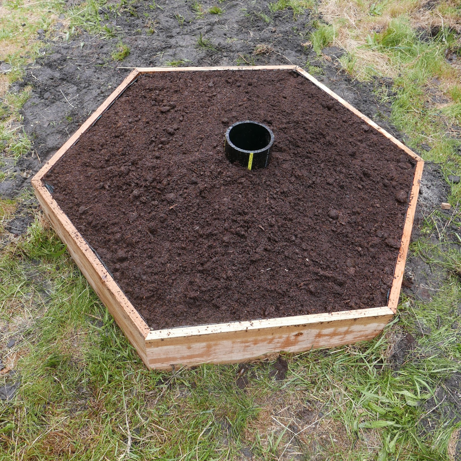 Le Compostier: Build your own DIY Honeycomb Garden