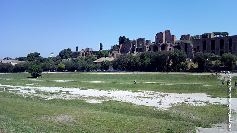 Circo Máximo, um antigo circo romano onde aconteciam corridas de cavalos