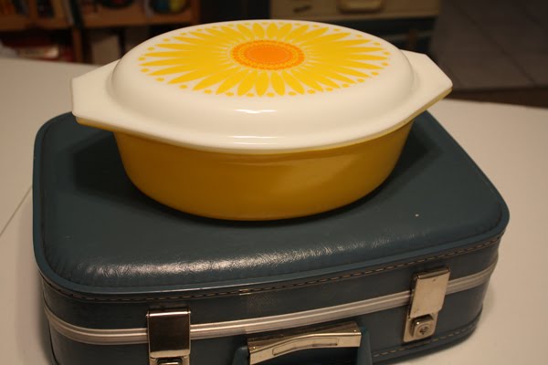 Vintage Yellow Daisy Pyrex | anniescupboards