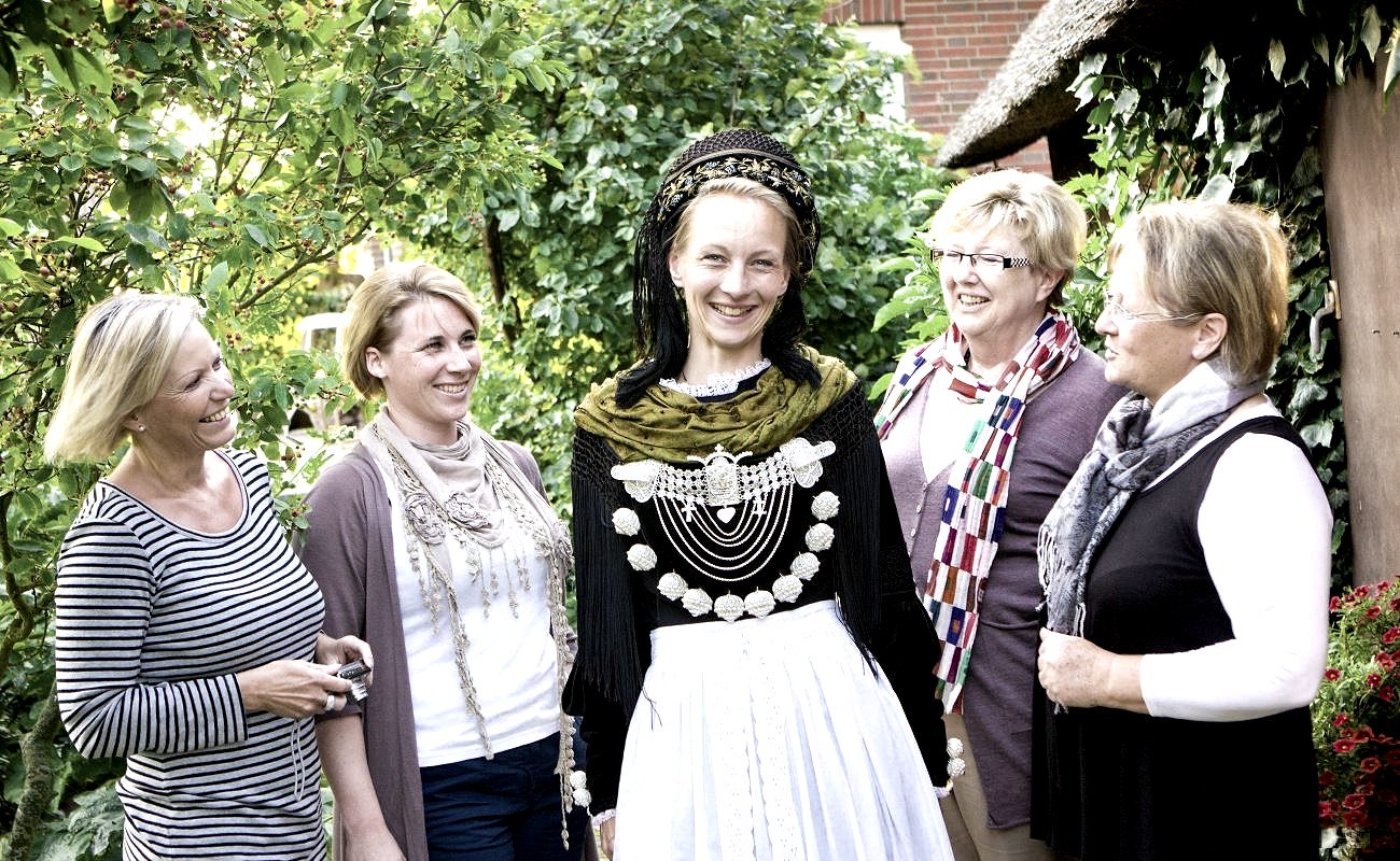 FolkCostume&Embroidery: Costume of the North Frisian Islands
