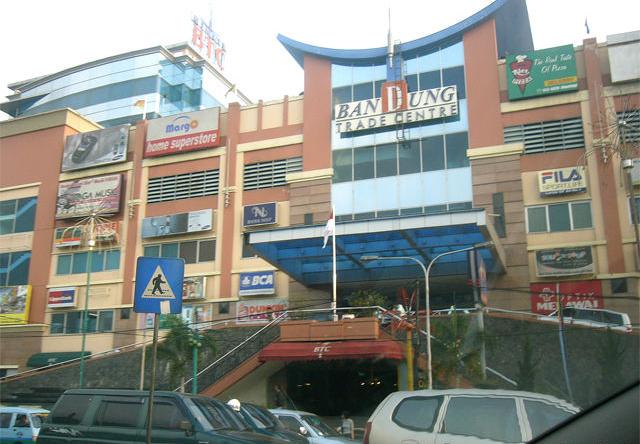 Wisata Belanja Murah di Bandung - AYA-AYA WE