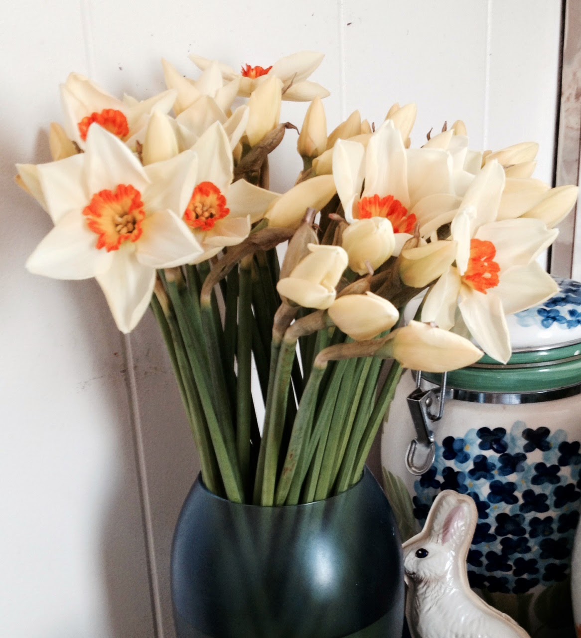 Impressions of a Reader...: Happy Sunday: Spring Flowers & White Chocolate!