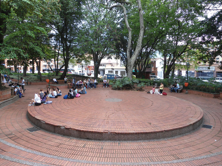 Parque El Poblado: 24 de octubre parque El poblado