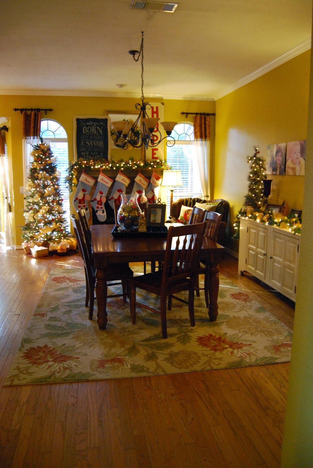 Momfessionals: Come On In - Christmas Decorations Edition