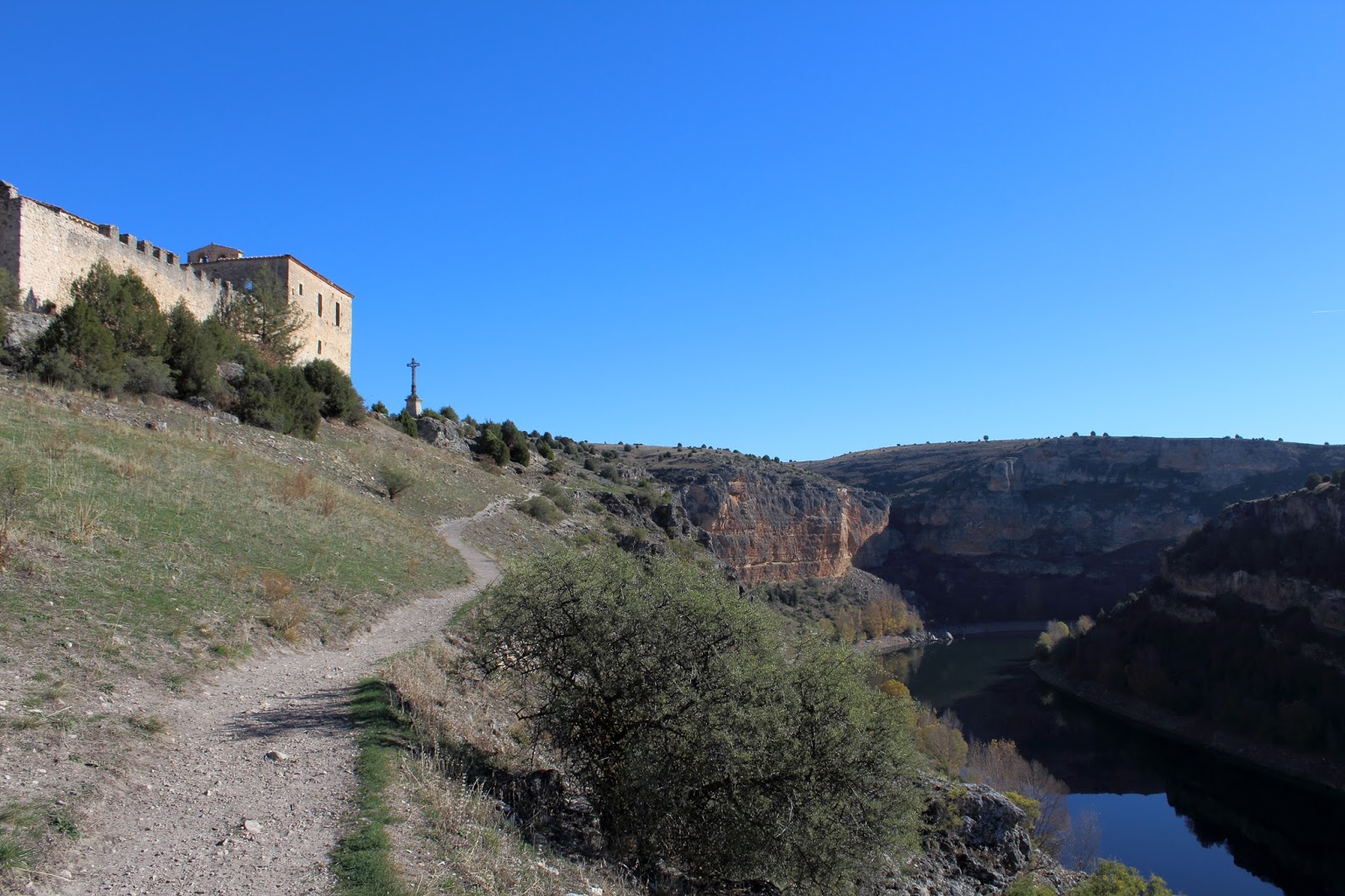 Ruta hasta el Priorato y Ermita de San Frutos ~ EXCURSIONES Y SENDERISMO