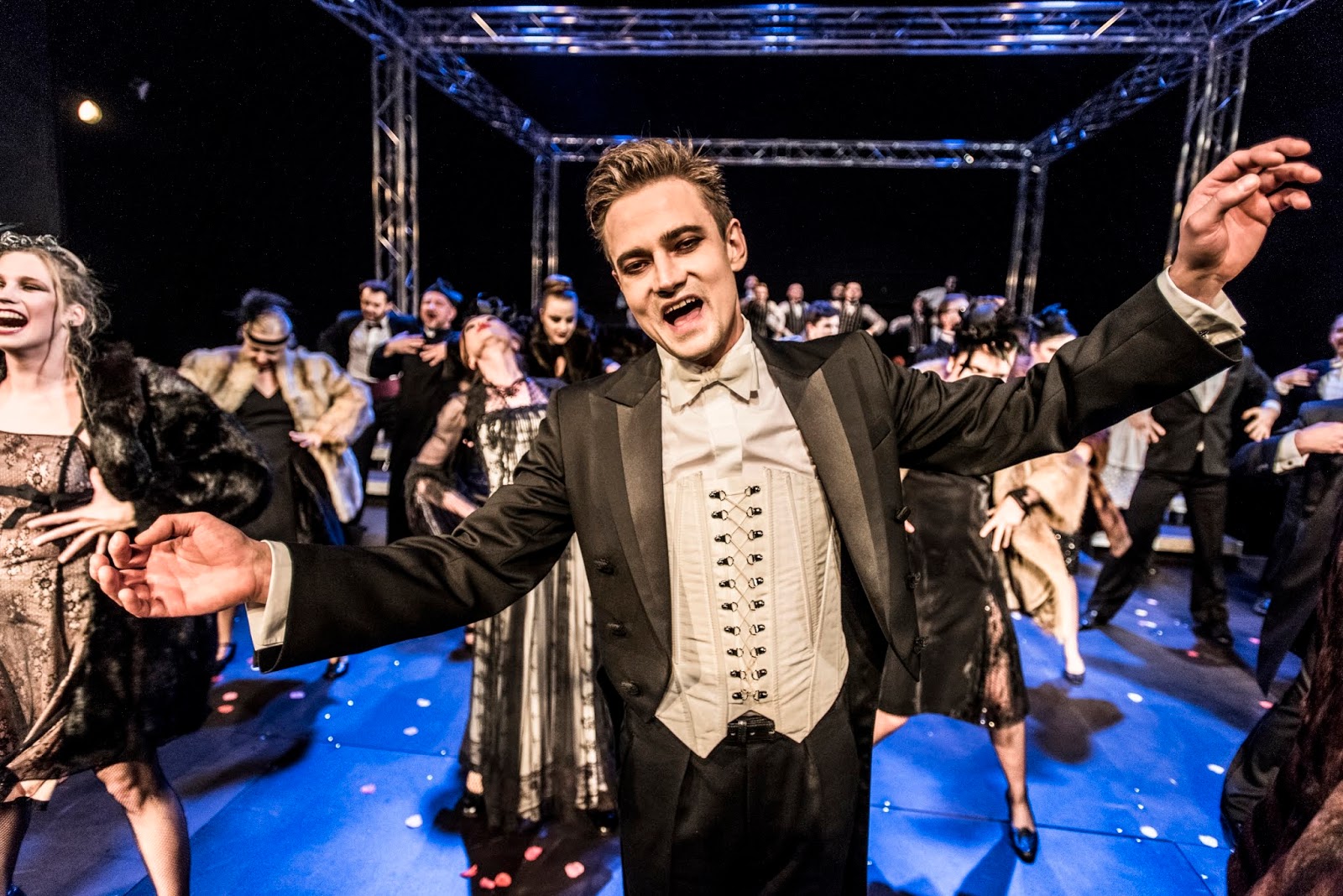 Patrzę się inaczej: Ach, bal więc bal! „Operetka” jak opera / „Operetka ...