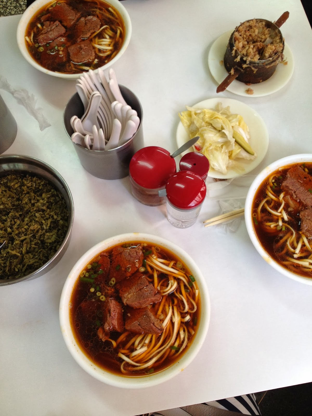 a hungry girl's guide to taipei: taiwanese/beef noodle soup: LAO WANG ...