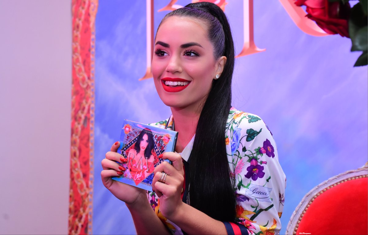 Lali en la firma de su tercer disco BRAVA (10-08-18)