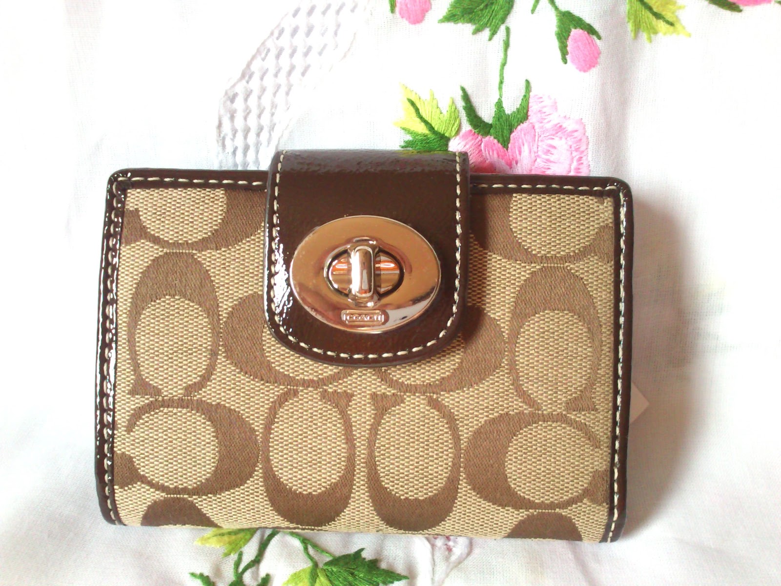 BRANDED ITEM FOR LESS: Coach Turnlock Signature Medium Wallet F43612