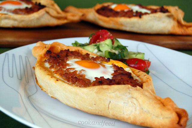 πεϊνιρλί με κιμά και αυγό/Peinirli | Cook And Feed