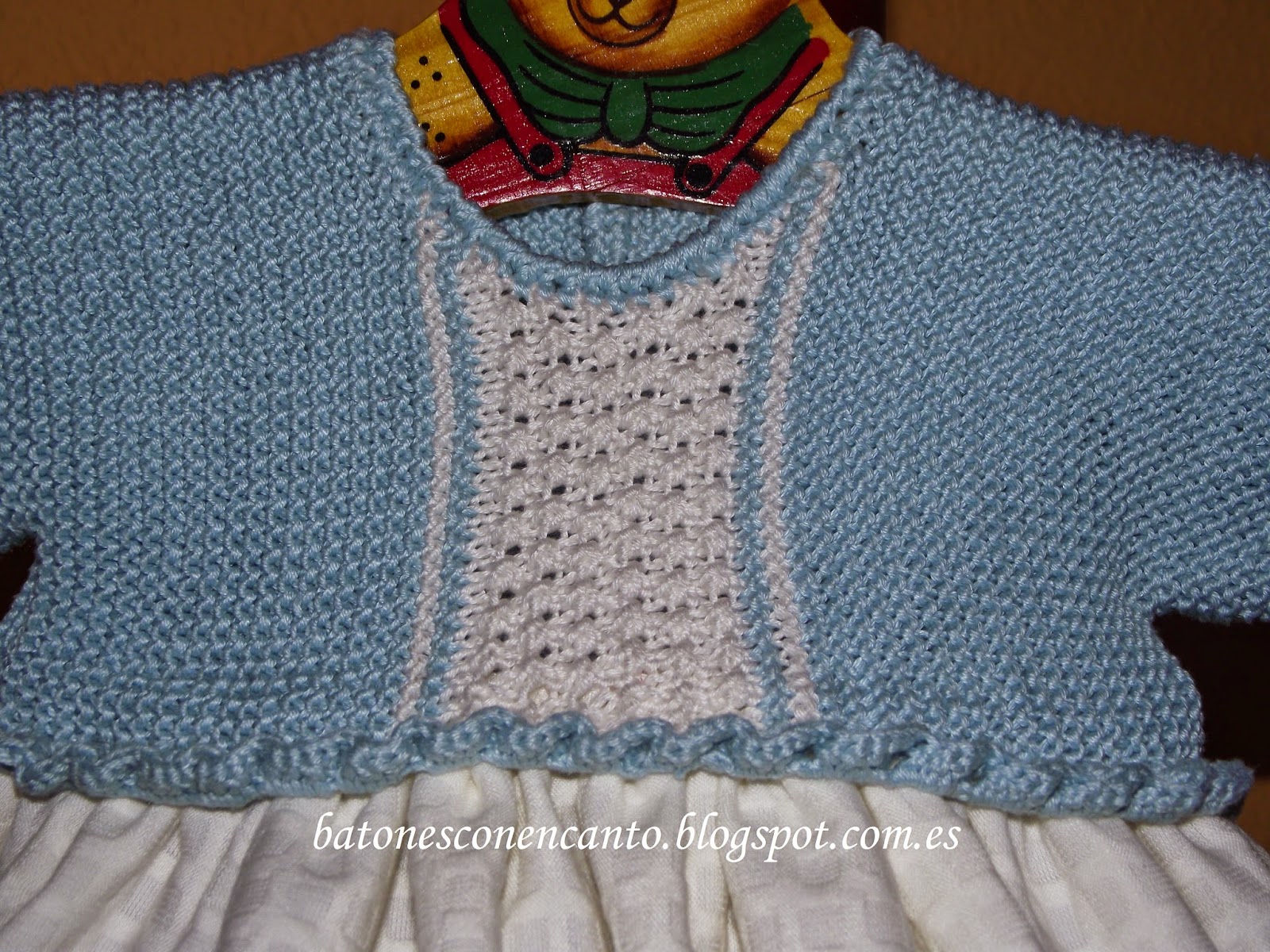 Batones con Encanto: Faldón de punto , hecho a mano. Batones con Encanto: Faldón de punto , hecho a mano.