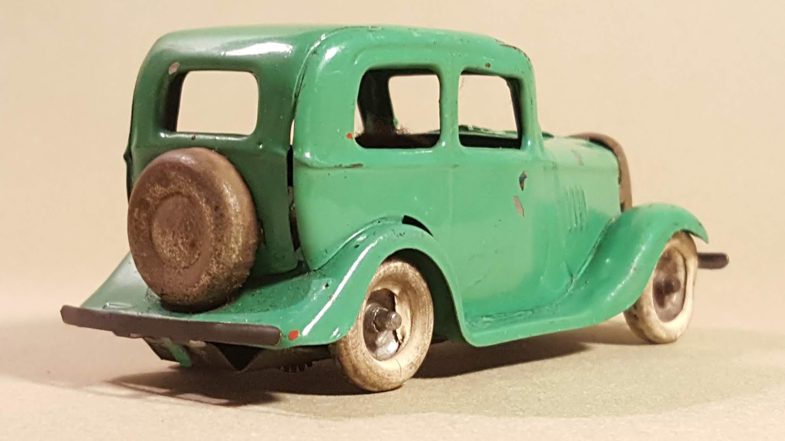 AU JOUET PARISIEN: Triang Minic 1M Pre-War £100 Ford Saloon