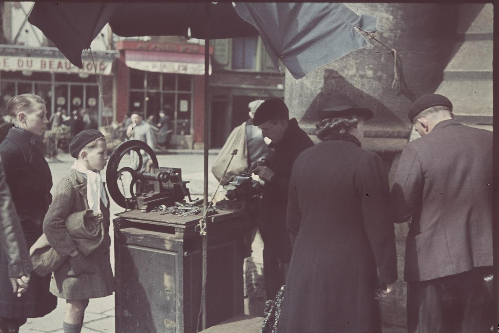 40 Amazing Color Photographs That Capture Street Scenes of Paris Under ...